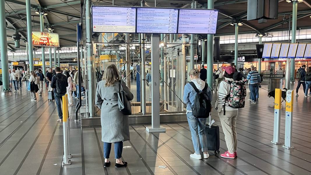 Waarom zoveel toeristen niet inchecken voor de trein op Schiphol – en ...